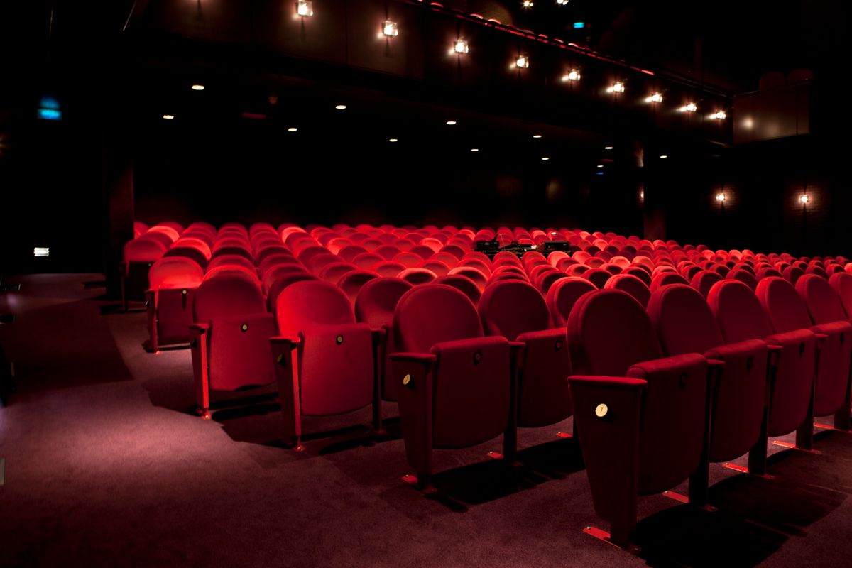 Gezellige, sfeervolle rood pluchen theaterzaal mét balkon | Theater de ...