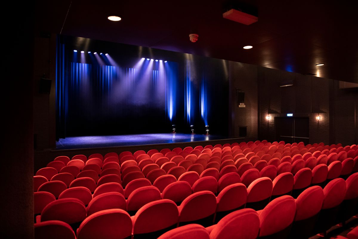 Gezellige, sfeervolle rood pluchen theaterzaal mét balkon | Theater de ...